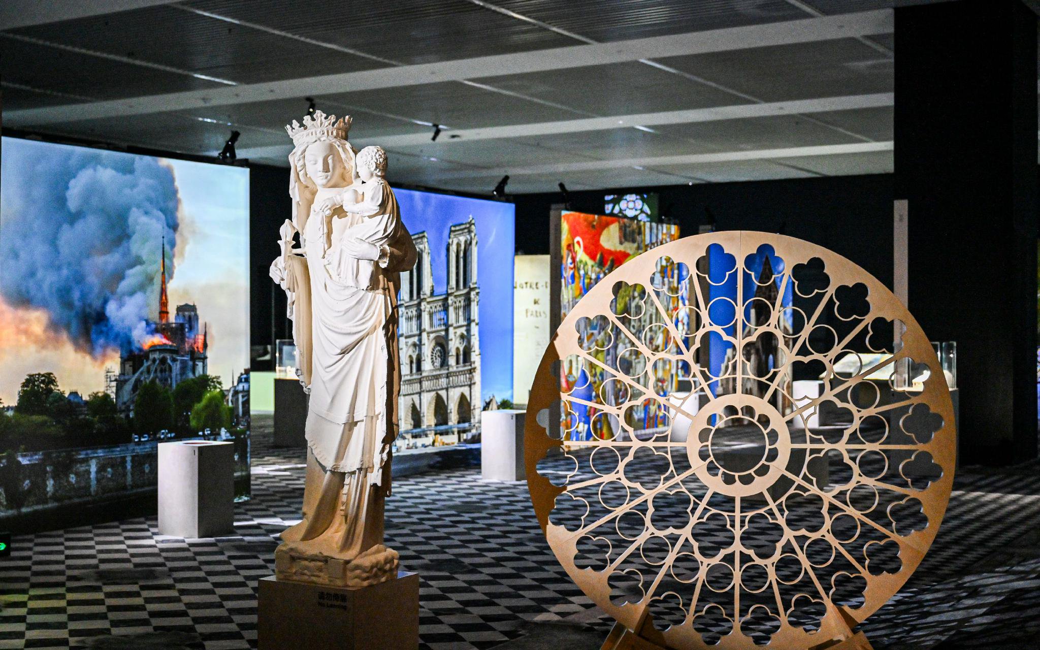 “巴黎圣母院增强现实沉浸式展览”亮相国博，四件雕塑首次来华|巴黎圣母院|雕塑_新浪新闻