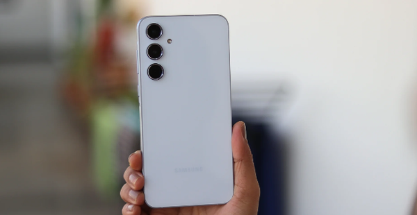 三星A56现身认证网站 搭载Exynos 1580 或明年初发布|三星|芯片|前后盖_新浪新闻