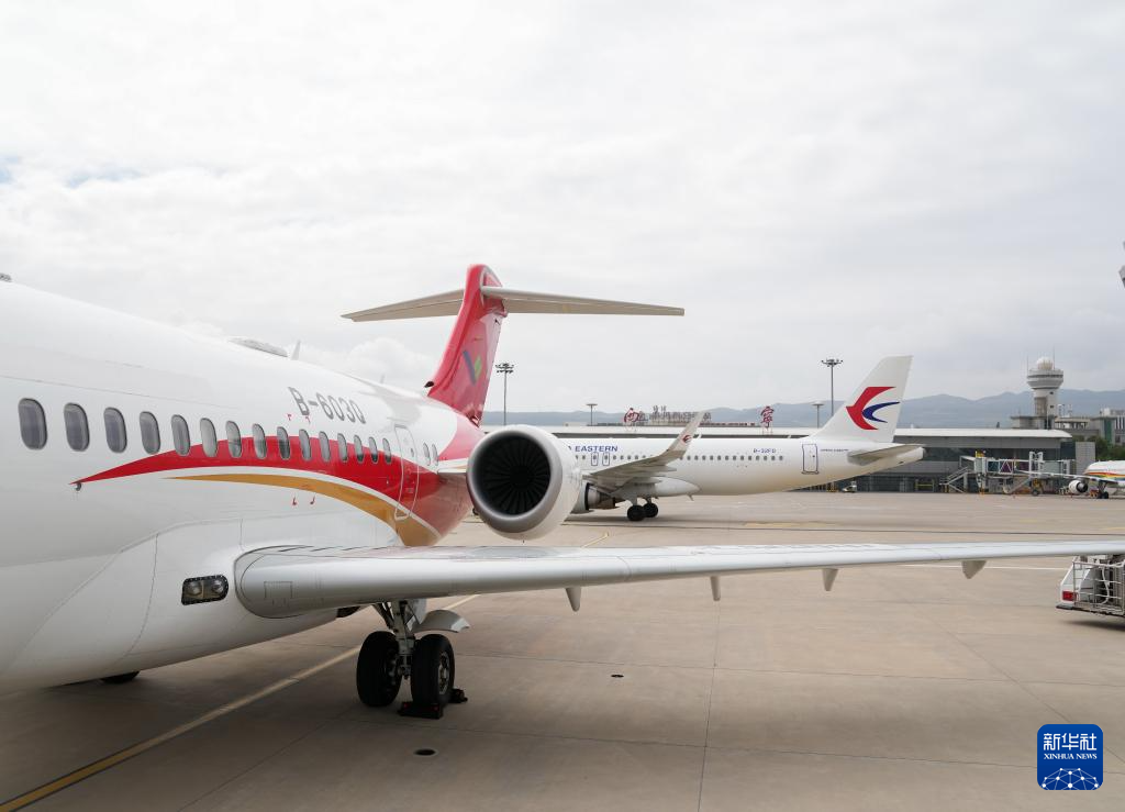 国产商用飞机ARJ21进行“环青藏高原”飞行|丁汀|拉萨市|青藏高原_新浪新闻