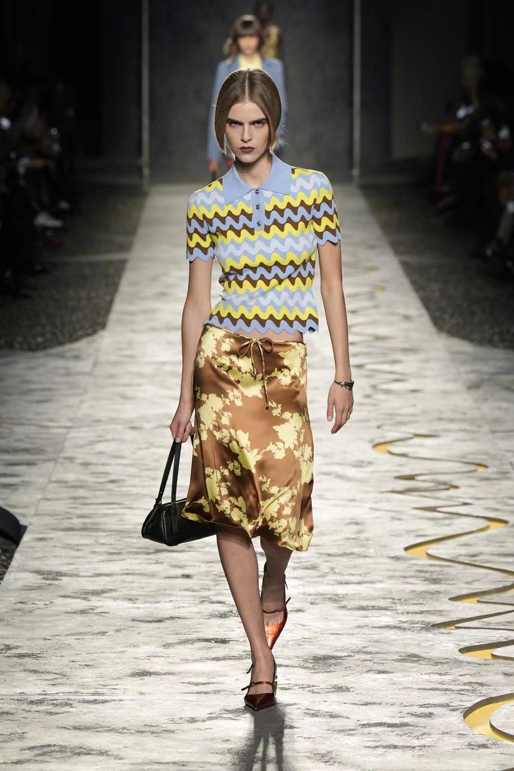 Versace 2025春夏系列以愉悦为灵感…|Versace|春夏|穿搭_新浪新闻