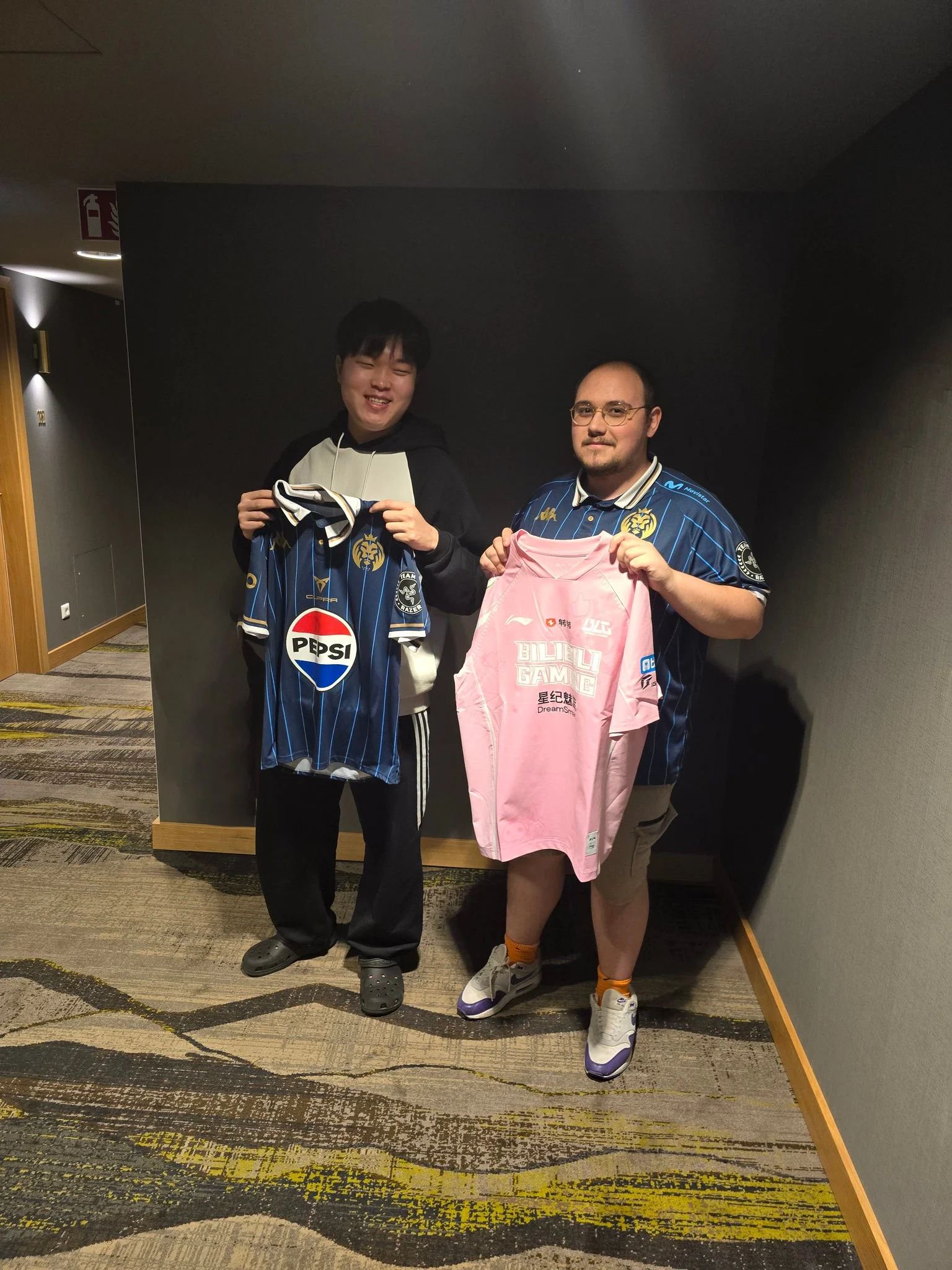 MDK晒Bin与Myrwn交换队服：我们说服了他…|Bin|总决赛|英雄联盟_新浪新闻