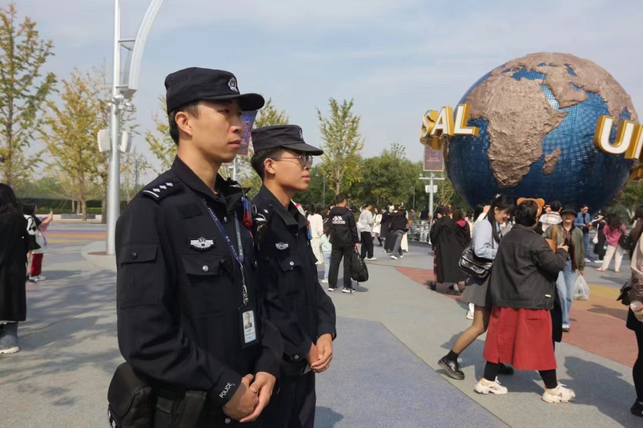 通州警方守護遊客假日暢玩，嚴查北京環球渡假區黃牛擾序等問題 - 新浪香港