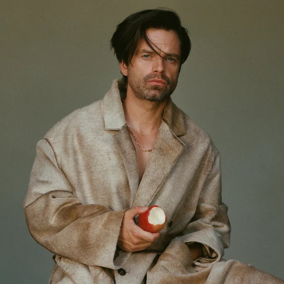 塞巴斯蒂安·斯坦登上英版《GQ》杂志封面|塞巴斯蒂安·斯坦|GQ|杂志封面_新浪新闻