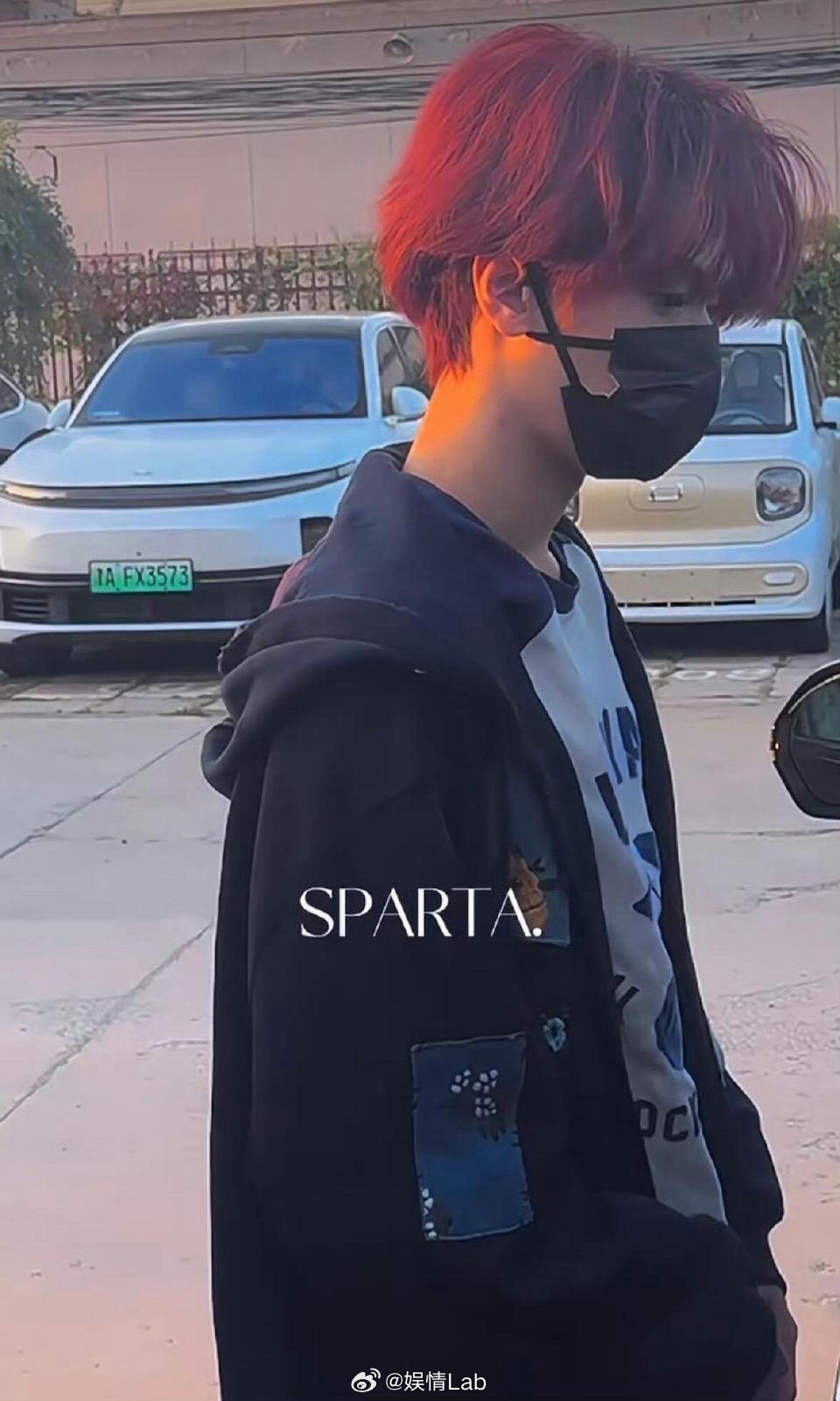 @时代少年团-严浩翔 团综录制路透到 红发搭配夕阳…|严浩翔|少年团|夕阳_新浪新闻