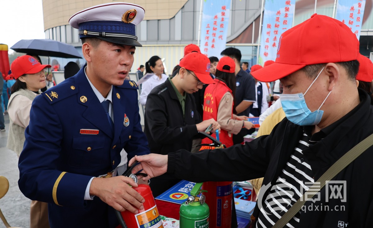 胶州消防救援大队依托国际防灾减灾日开展消防产品宣传|胶州|防灾减灾|消防_新浪新闻