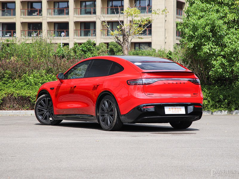 智界R7开启交付 余承东和尹同跃现身 累计大定突破2万台-新浪汽车