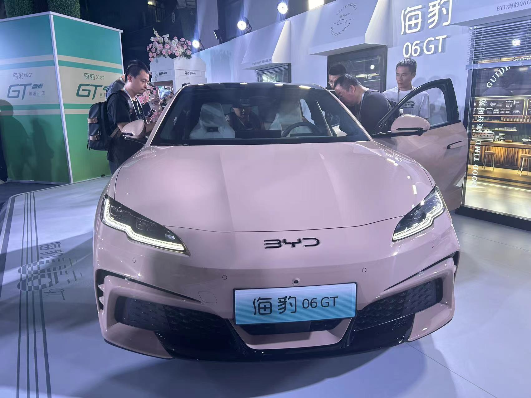 比亚迪纯电“小钢炮”来了，海豹06GT能否撬动年轻人的市场？-新浪汽车