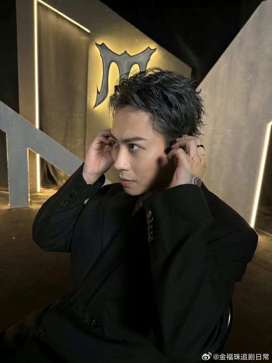 ICE一身真空西装亮相2024全能唱演家族总决赛…|披荆斩棘_新浪新闻