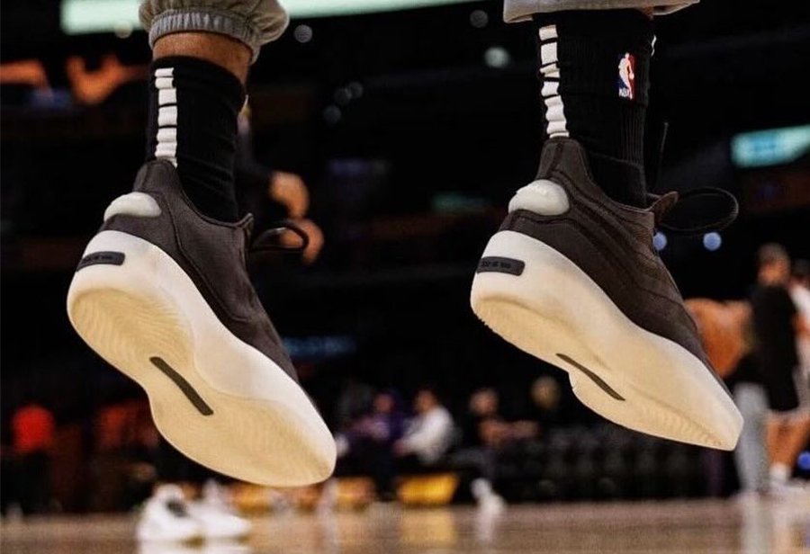 阿迪 x FOG 新鞋曝光！惊现 NBA 赛场！|阿迪|FOG_新浪新闻