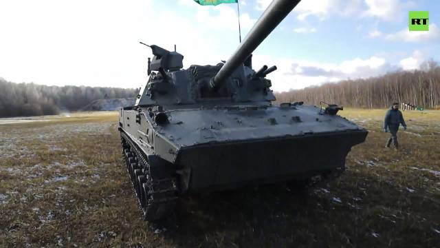 俄罗斯空降部队2S42“莲花”120mm自行迫榴炮进行测试！|俄罗斯|烽火_新浪新闻