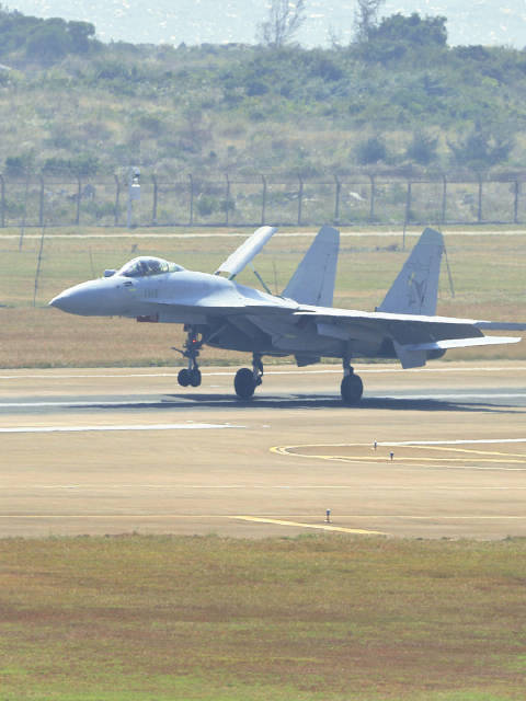 视频来啦！歼-15T抵达珠海！|珠海市_新浪新闻