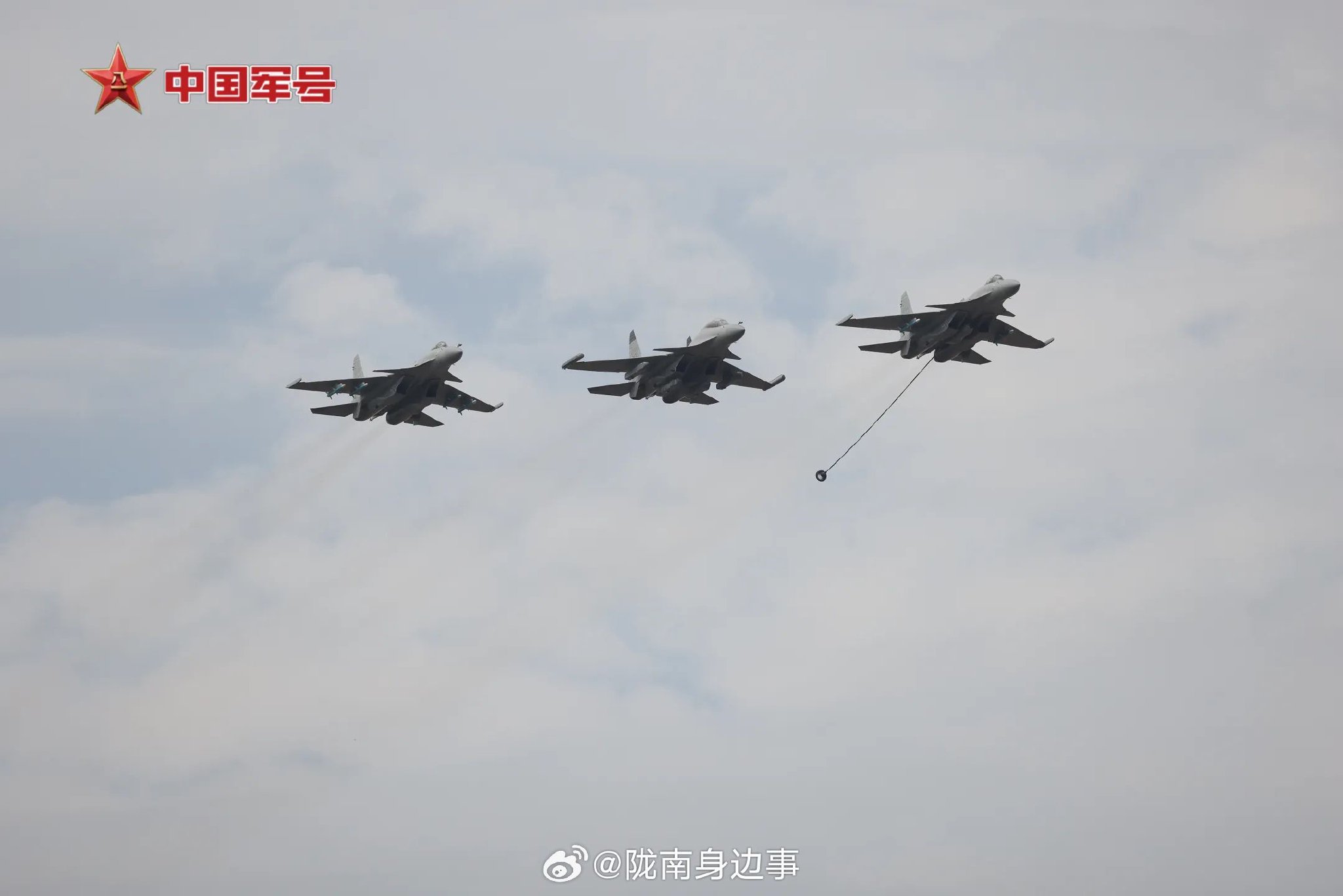 歼-15D首次公开亮相，一起来看 歼-15T、歼-15D飞行训练画面！|中国航展_新浪新闻