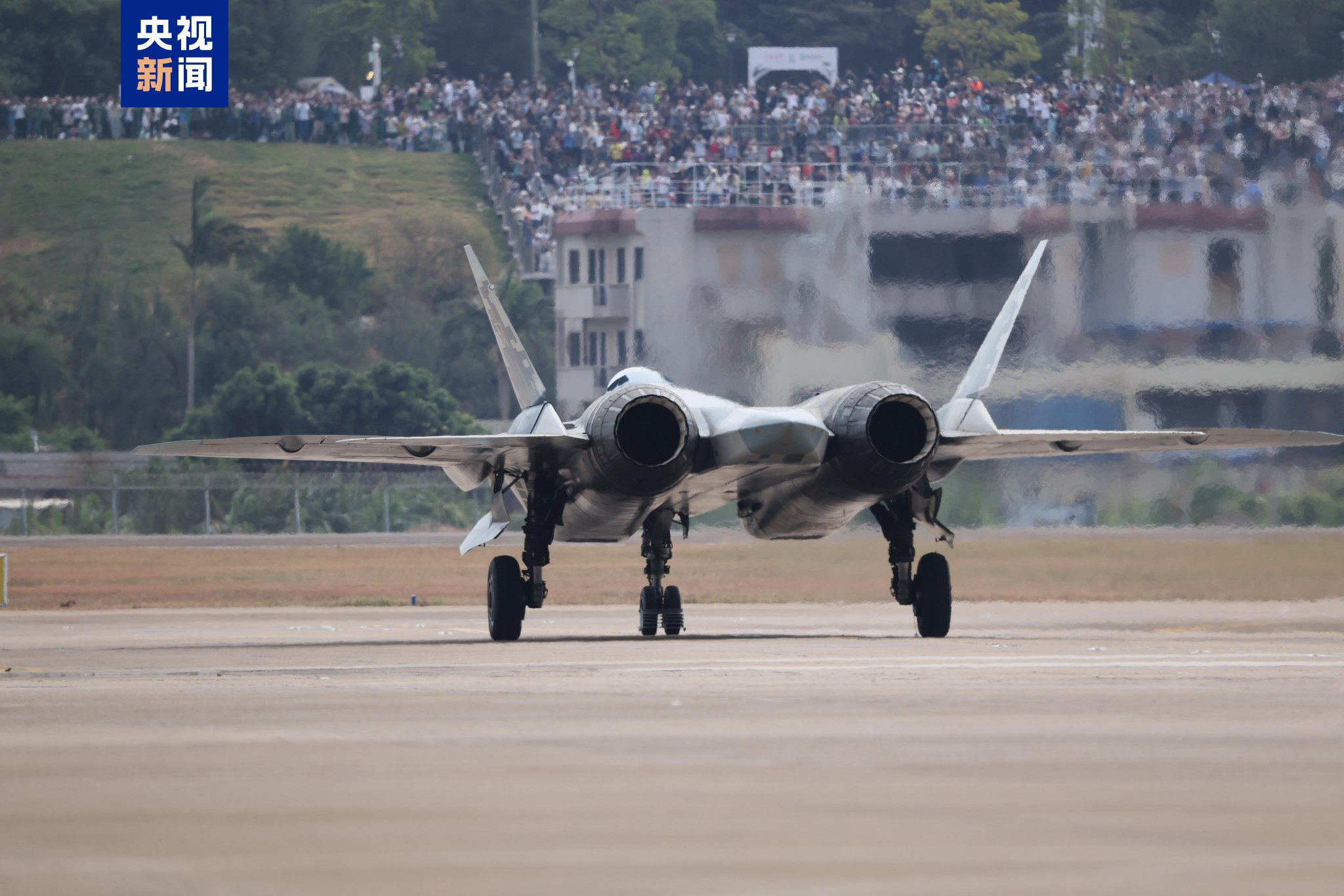 蘇-57戰鬥機再次高空「炫技」 上演多項高難度動作 - 新浪香港