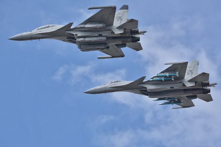 中國航展 | 殲-15D首次公開亮相 與殲-15T並肩通場 - 新浪香港