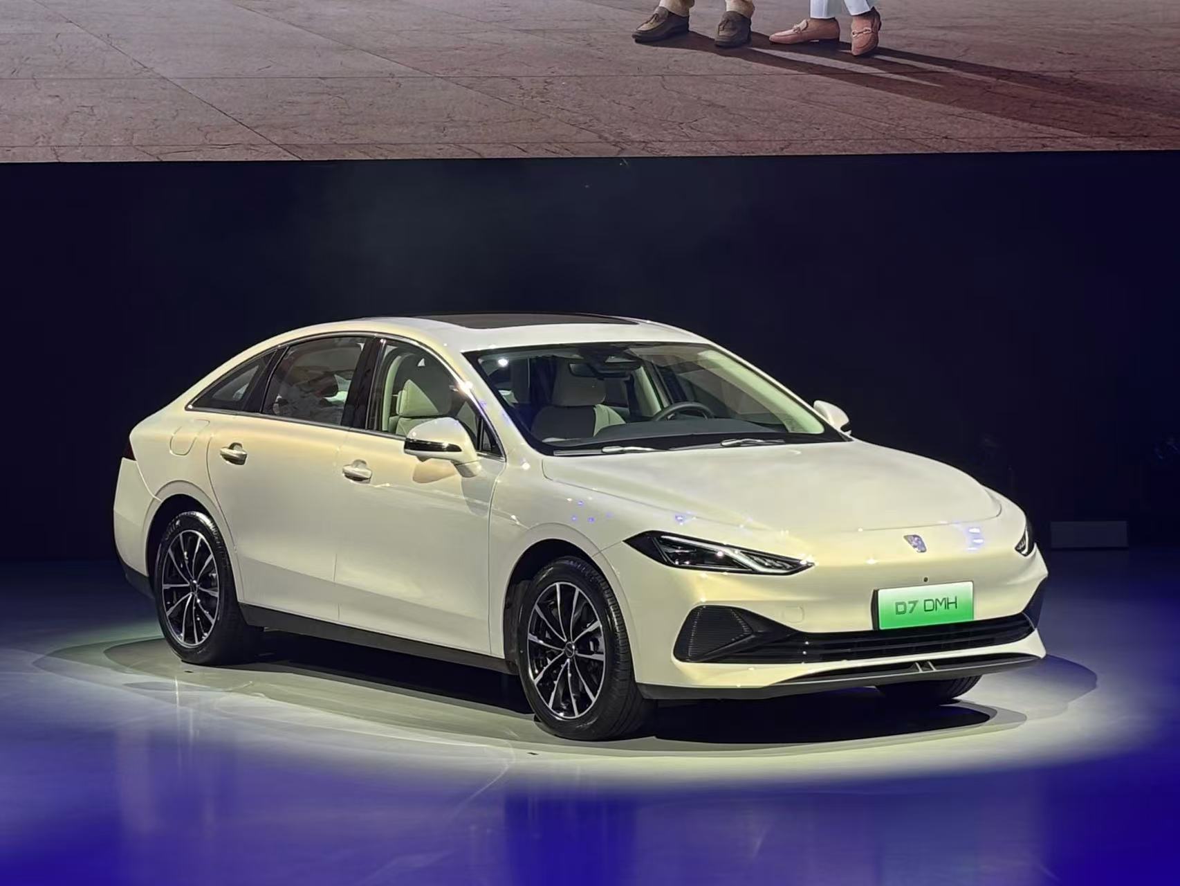 荣威 D7 DMH世界冠军版上市，一口价 9.98 万起-新浪汽车