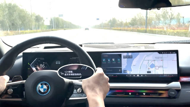 汽车的超视距功能 上车！ BMW首款搭载“车路云一体化”（V2X）技术的车型|安全技术|汽车视频|宝马_新浪新闻