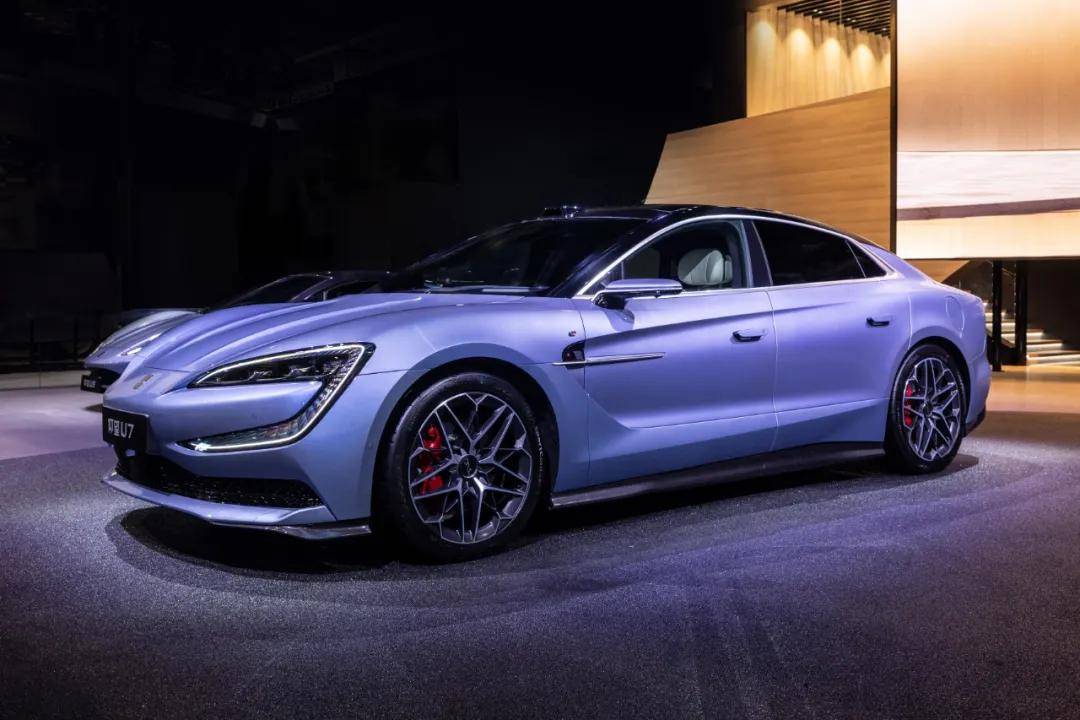 广州车展轿车丨腾势Z9对标“56E”，小米SU7 Ultra排队也要看？-新浪汽车