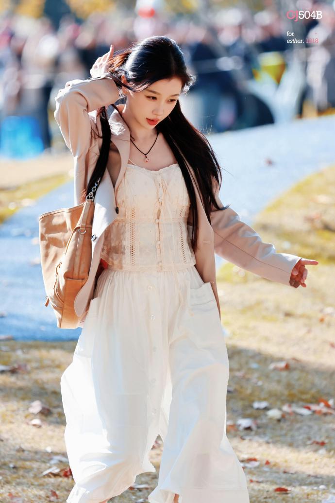 虞书欣秋裤偷偷藏不住，是满分御姐感的浅咖色露背look+半身裙…|虞书欣|秋裤|咖色_新浪新闻