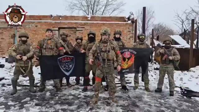 俄乌前线，俄罗斯士兵重新控制了库尔斯克地区的Plekhovo村，并在当地升旗打卡|俄乌|库尔斯克|俄罗斯_新浪新闻