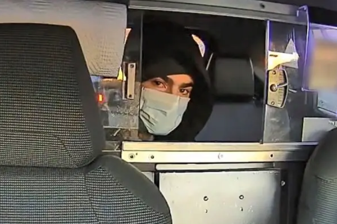 巨头CEO被当街枪杀后，美国医保遭诟病：医疗账单成美国人破产第一大原因|美国人|医疗保险|美国_新浪新闻