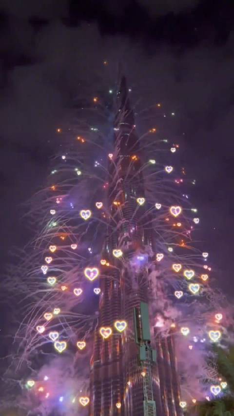 这么浪漫的爱心烟花 当然要分享给置顶的人看啦. 今天看什么呢_新浪新闻