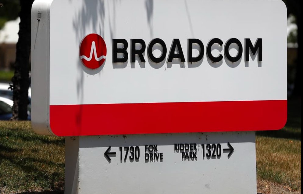 两大芯片巨头“对垒”，博通能否“叫板”AI霸主英伟达？|英伟达|芯片|博通_新浪新闻