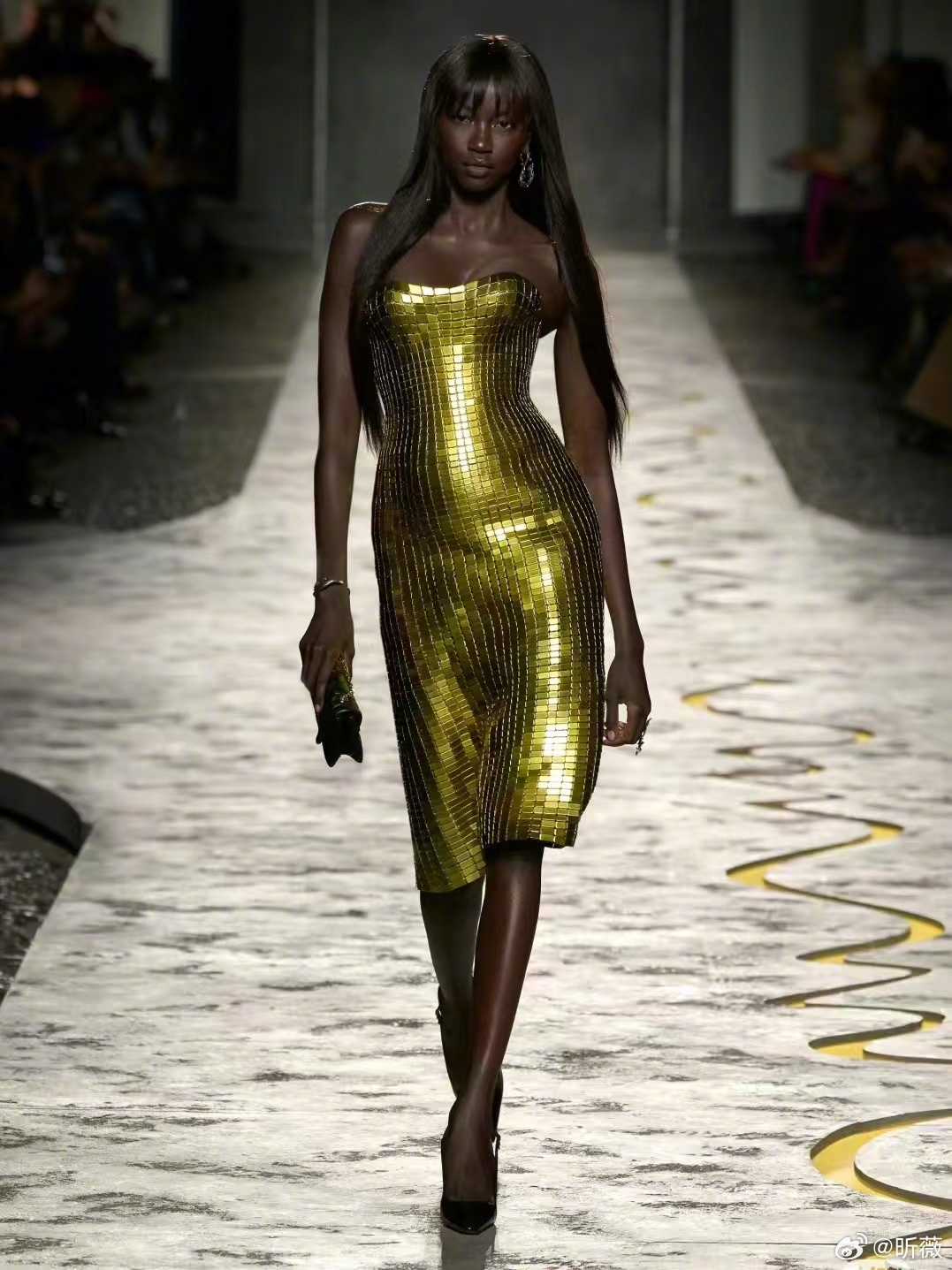 Versace S/S 2025系列运用淡蓝色、粉红色和淡紫色等柔和色调…|Versace|范思哲_新浪新闻