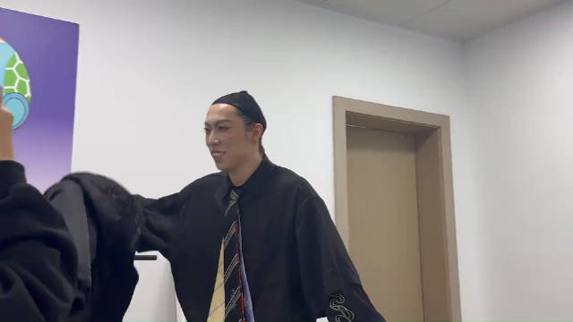 Psy.P晒出永劫无间世界冠军赛之旅！这cosplay怎么样！_新浪新闻