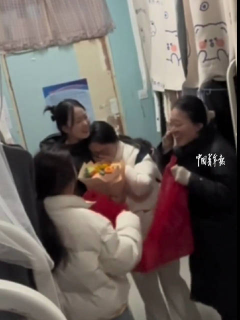女生考研后收到室友惊喜瞬间泪目|研究生考试_新浪新闻