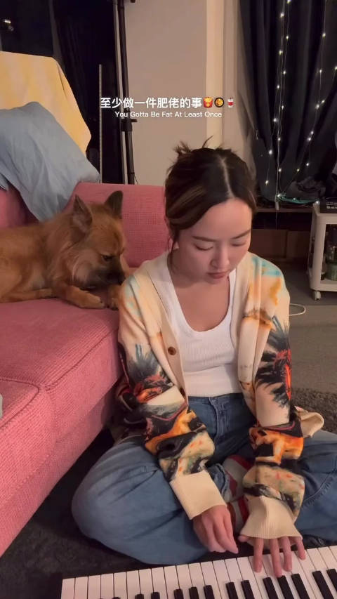 Kiri T真的唱了《至少做一件肥佬的事》live 哈哈哈哈哈哈太可爱了！_新浪新闻