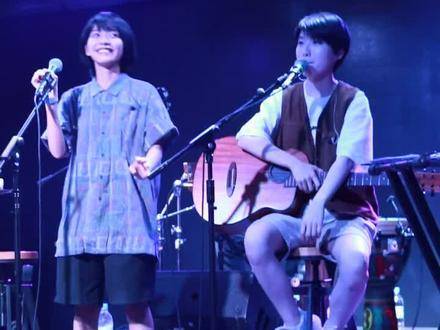 房东的猫唱起了歌，小黑第一次站立唱歌的模样实在太萌了…|房东的猫_新浪新闻