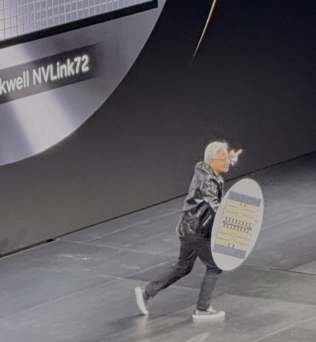 售价1.47万的GPU“核弹”登场！黄仁勋证明英伟达没被“干翻”，终极目标物理AI世界｜钛媒体AGI__财经头条