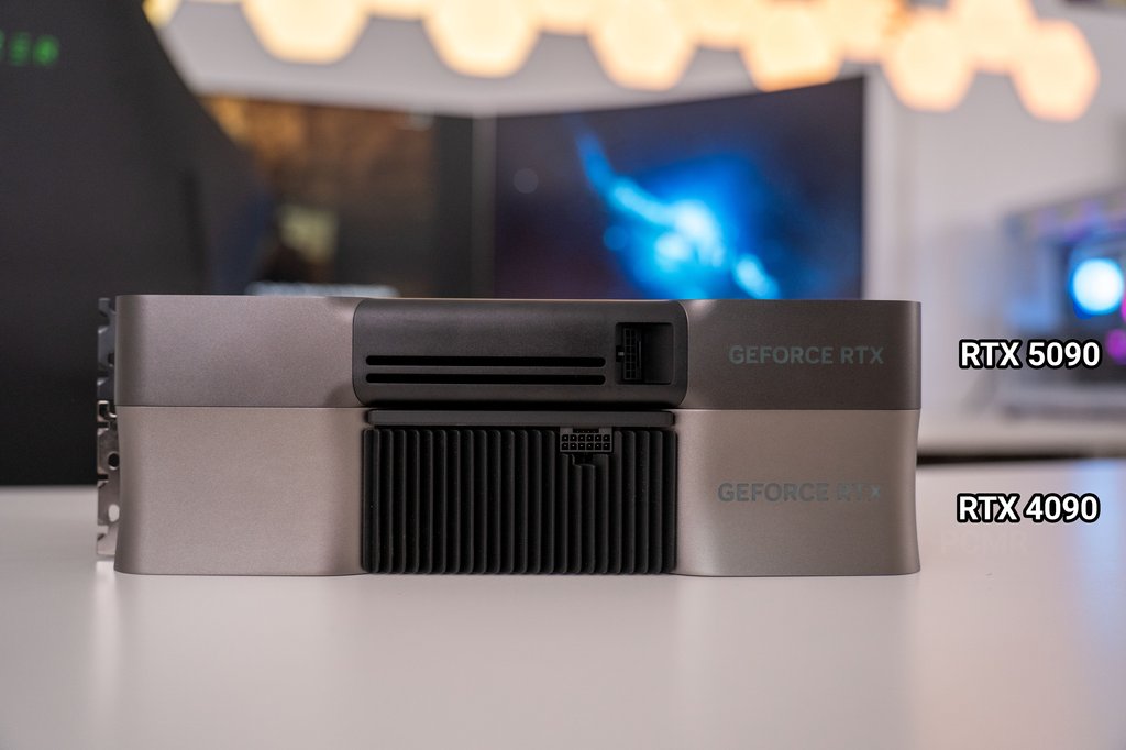 小了但更强了！RTX 5090和RTX 4090尺寸对比|尺寸|卡皇|高度_新浪新闻