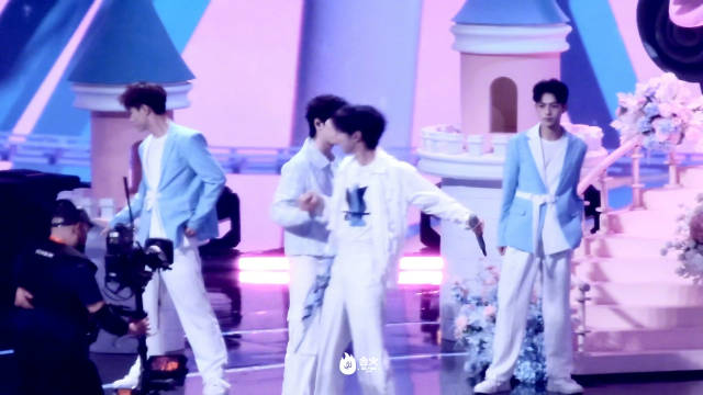 谁来懂一下刘耀文严浩翔《还会再相遇》rap这段，就这个rap 帅气互动爽️|严浩翔|刘耀文|还会再相遇_新浪新闻