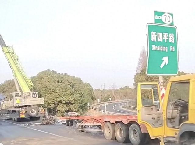 事发G1503上海绕城高速！2起事故3人受伤，后车驾驶室严重变形，车辆零件散落一地|路段_新浪财经_新浪网