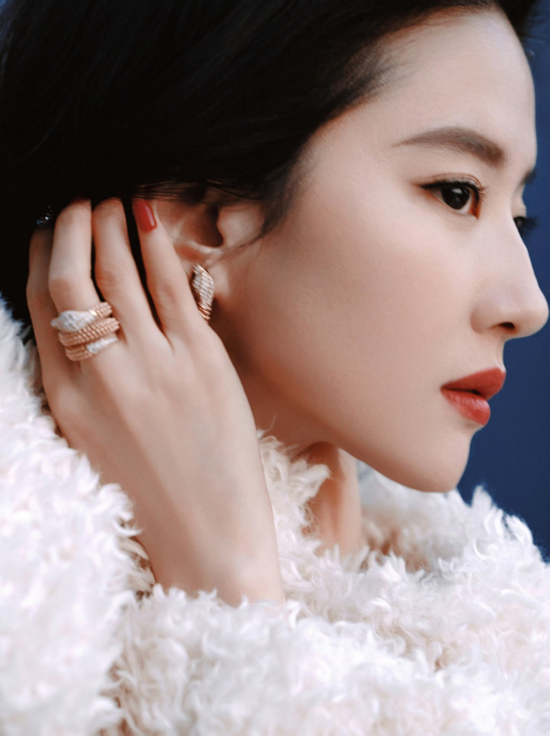 过年仪式感，刘亦菲过年也要穿的毛茸茸的，是真的很爱了|刘亦菲_新浪新闻