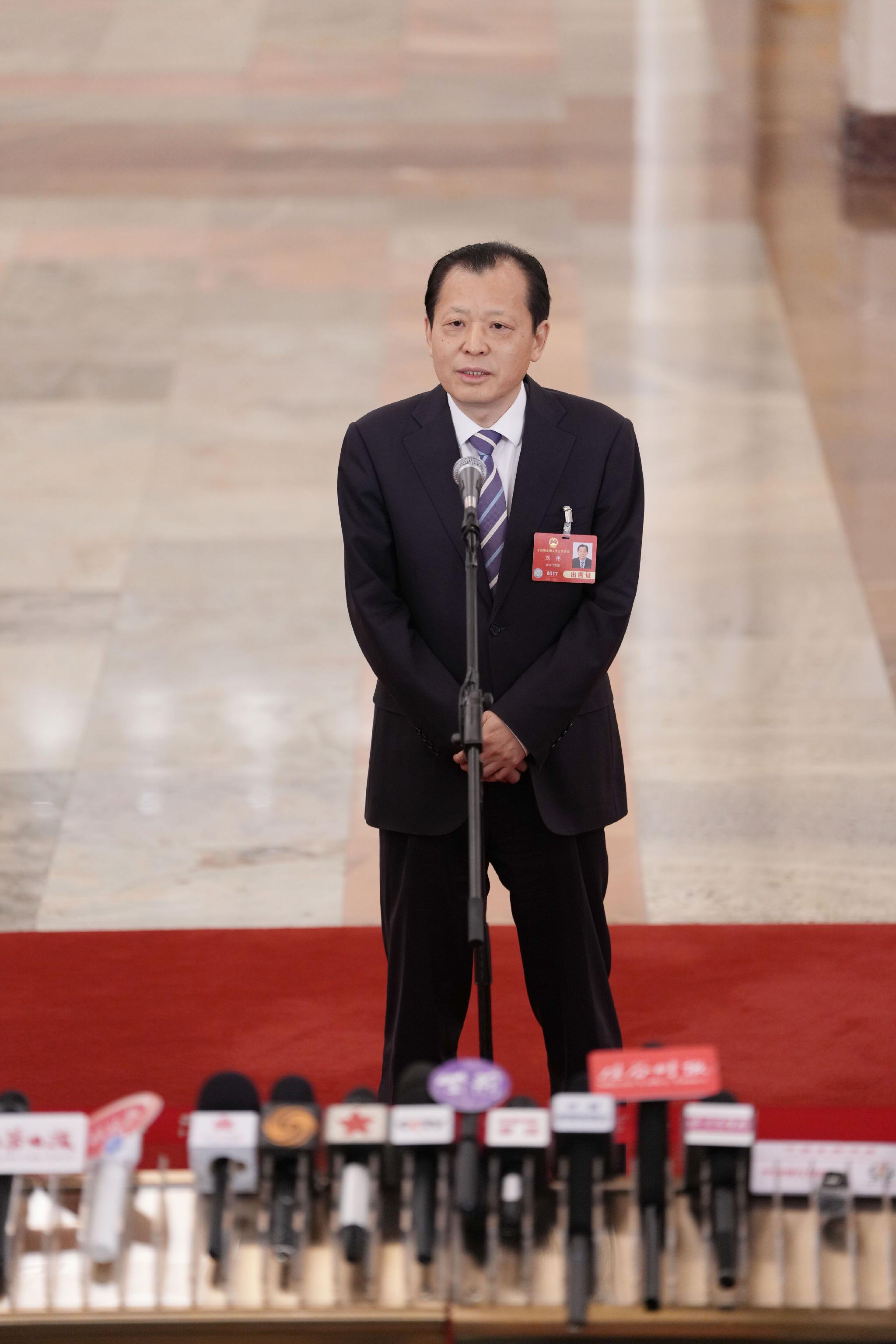 交通、房地產、教育惠民、整治亂罰款，首場「部長通道」直面熱點 - 新浪香港