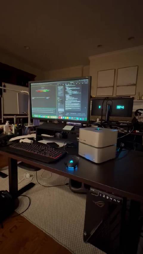 EXO Labs 的 Alex Cheema在两台 M3 Ultra 512GB Mac Studios|EXO_新浪新闻