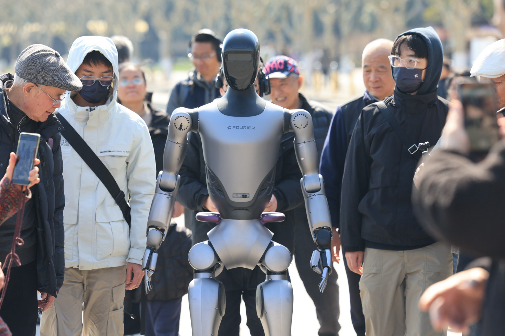 机器人公园行走引起围观，傅利叶开源Fourier ActionNet数据集|机器人|傅利叶_新浪科技_新浪网