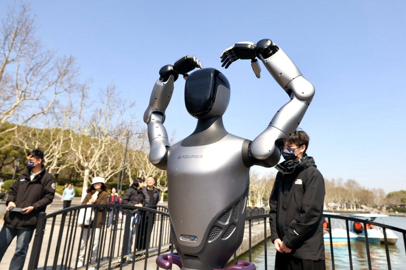 机器人公园行走引起围观，傅利叶开源Fourier ActionNet数据集|机器人|傅利叶_新浪科技_新浪网