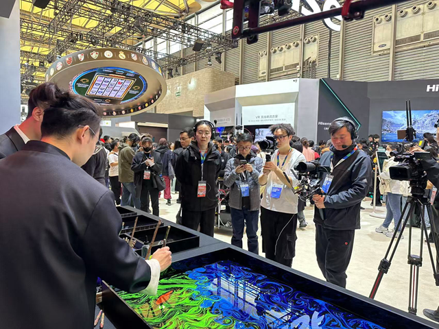 探秘AWE 2025：AI智慧生活画卷徐徐展开|AI_新浪财经_新浪网