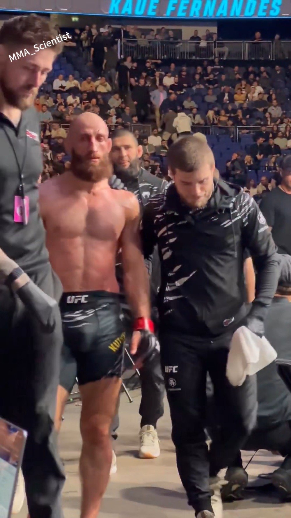 古拉姆·库塔特拉泽（Guram Kutateladze）输掉比赛离场时…|古拉姆|凯文·加内特|奇马耶夫_新浪新闻