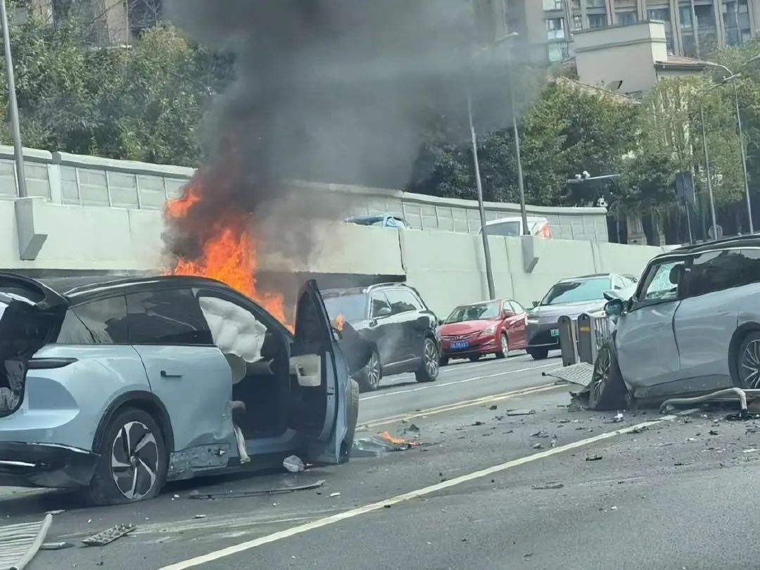 两车相撞起火！蔚来通报-新浪汽车