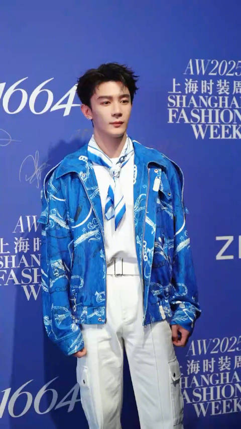 帅气亮相XUZHI 2025秋冬系列发布秀的夏之光 ，夏之光看秀状态|夏之光|秋冬|上海时装周_新浪新闻