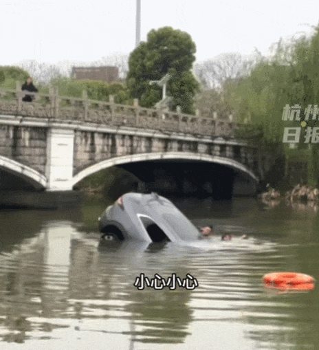 突发！杭州一辆SUV坠河！一直在下沉，两人死死扒拉着车窗……|坠河_新浪财经_新浪网
