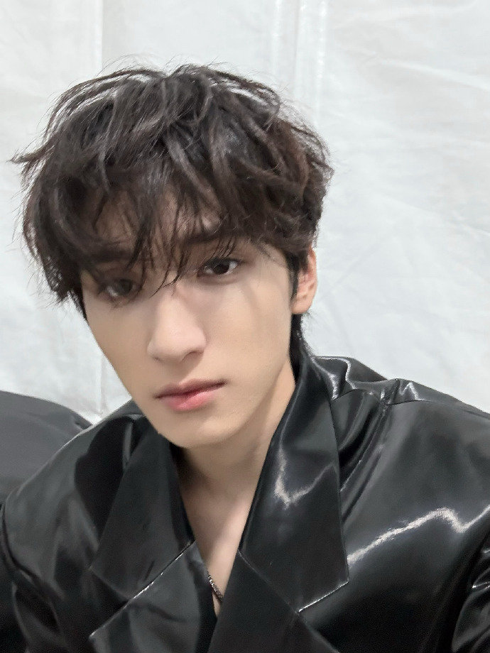 严浩翔新说唱公演look，是浩翔帅得我一愣一愣，这蓝色新中式+反戴墨镜…|新说唱|严浩翔_新浪新闻