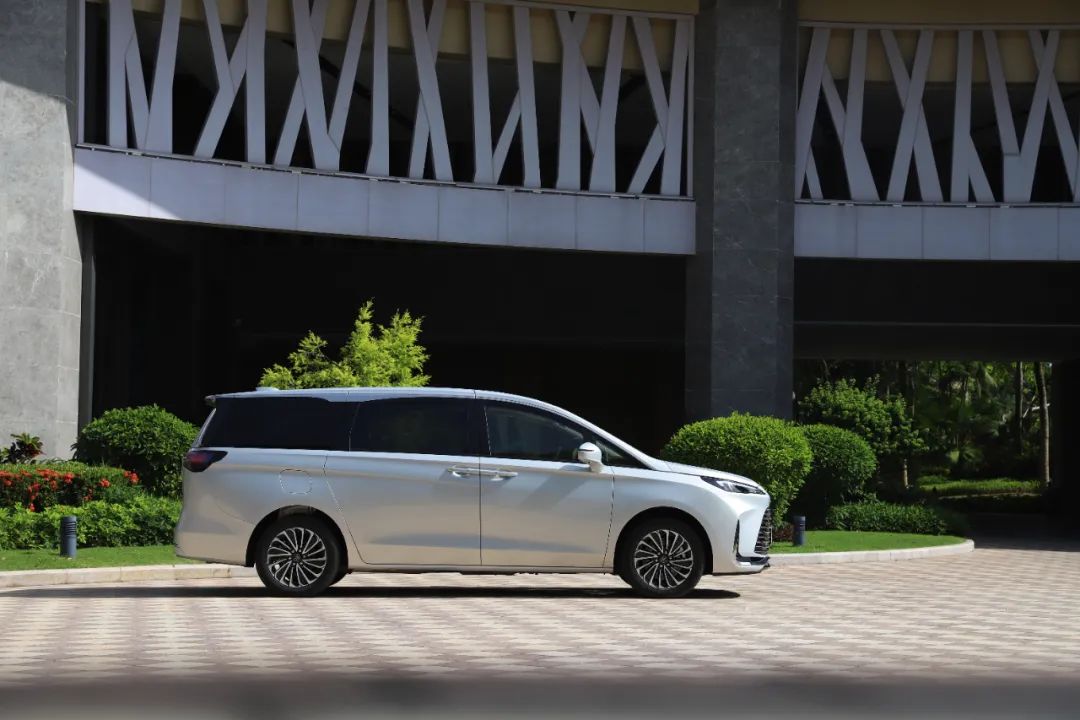 续航1400多公里+彩电+大沙发！GL8出新款！价格真香！还看比亚迪夏吗？|别克GL8_新浪财经_新浪网