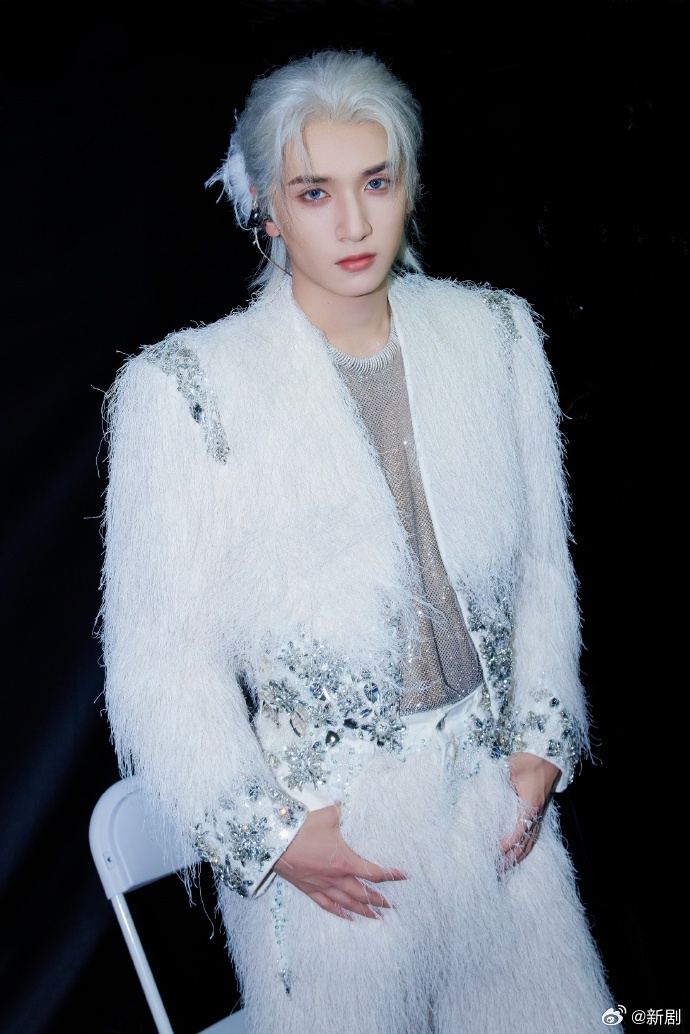 严浩翔演唱会低头让粉丝摸头，撒娇称洒不动水|演唱会|严浩翔_新浪新闻