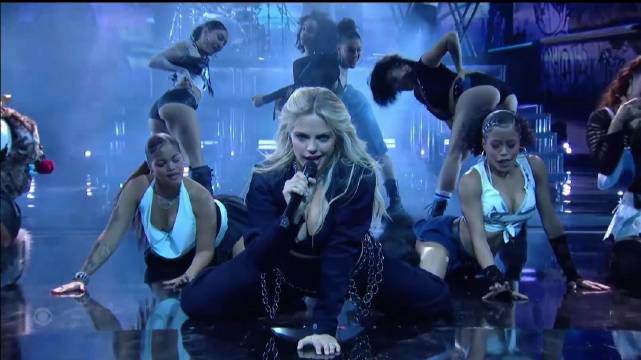 Reneé Rapp最新AMA全美音乐奖表演Leave Me Alone！|表演_新浪新闻