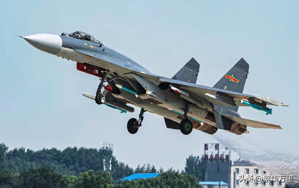 歼11B战机，移交飞行学院，解放军空军，到底有多阔气？
